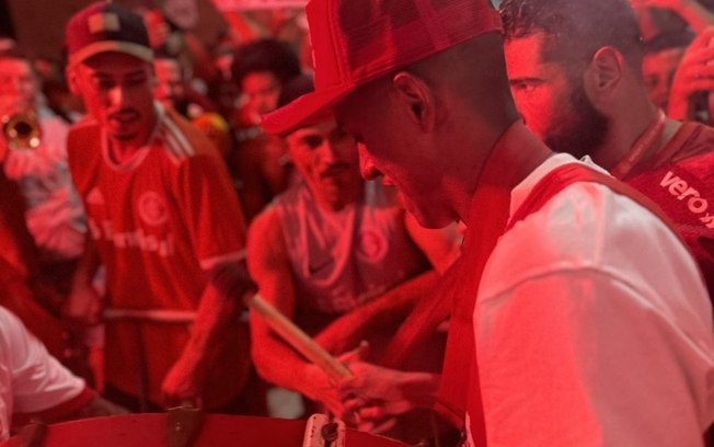 Torcida do Inter faz festa para receber o zagueiro Robert Renan