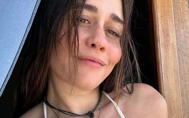 Aos 54, Alessandra Negrini posa de top e shortinho e recebe elogios até ...