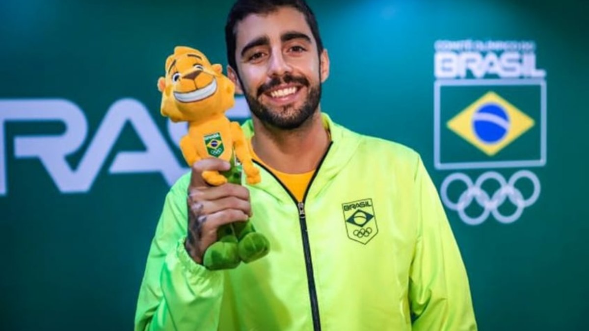 Scooby 'esquece' vida de ex-BBB e revela foco no surfe: 'O que eu amo'