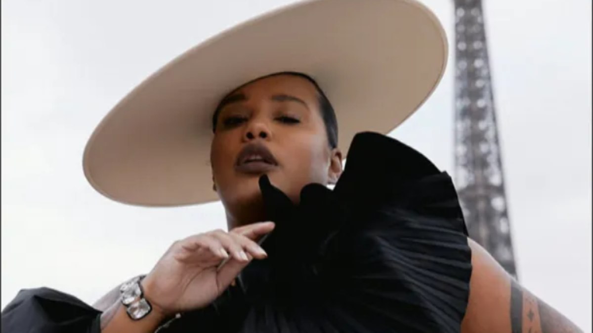 Modelo plus size participa da Semana da Moda em Paris
