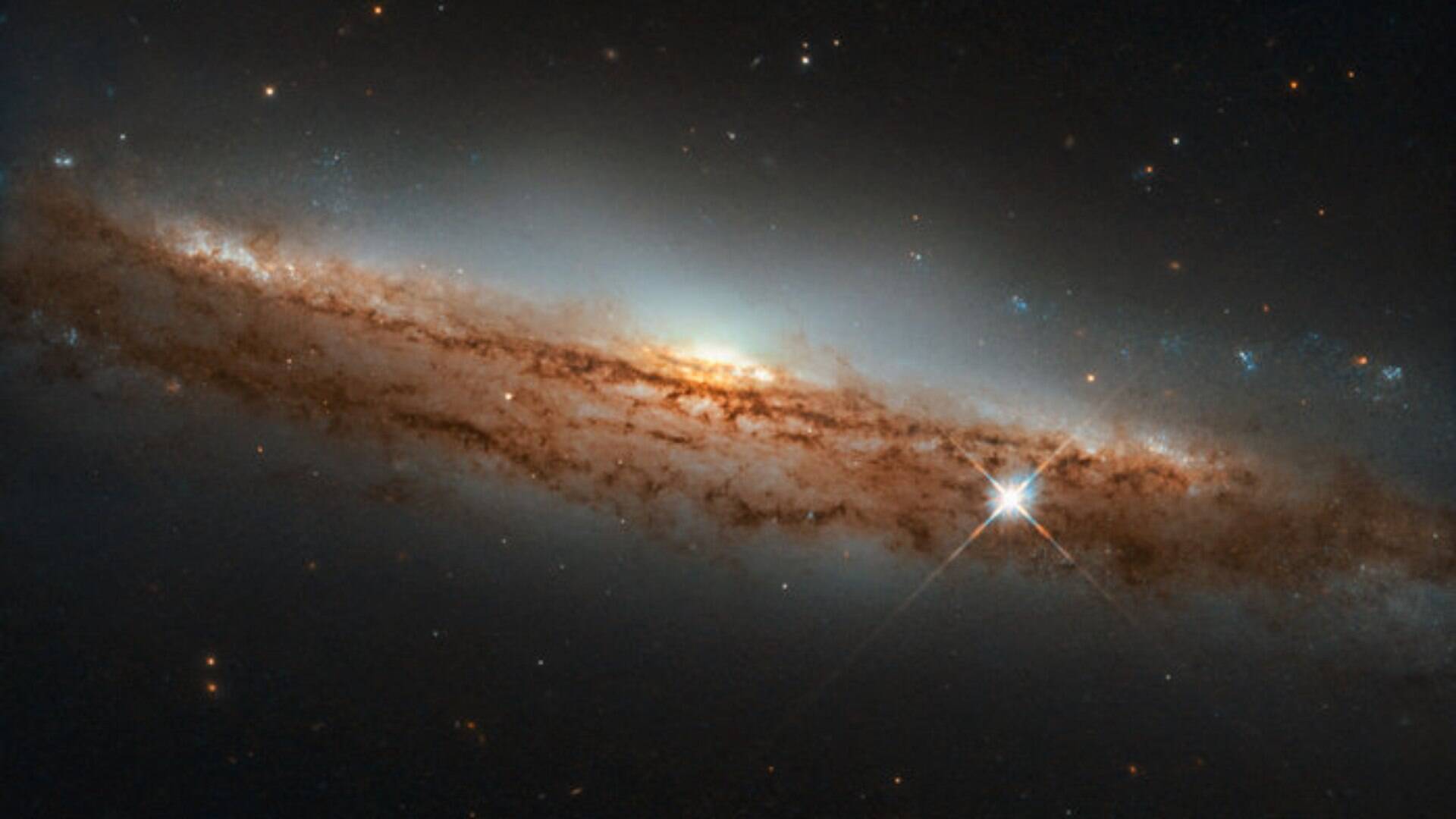 Telescópio Hubble mostra uma galáxia espiral (quase) em perfil - Ciência - iG