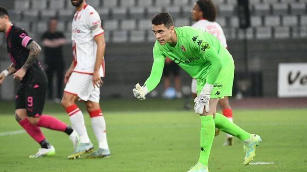 Brenno recebe propostas do Brasil, mas opta por seguir no Bari