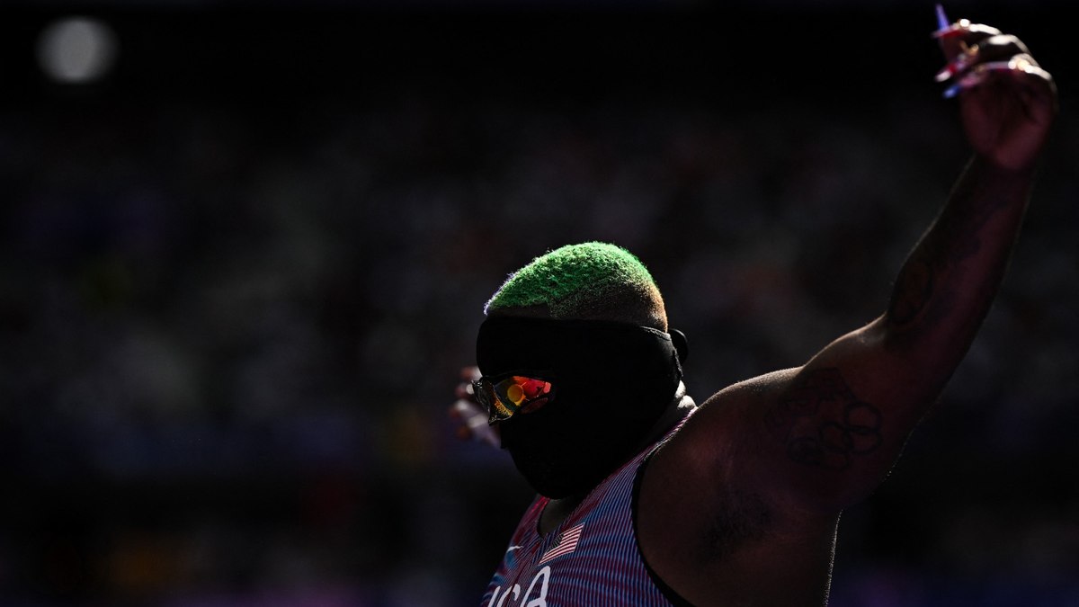 Conheça Raven Saunders, atleta não binária que esconde o rosto durante ...