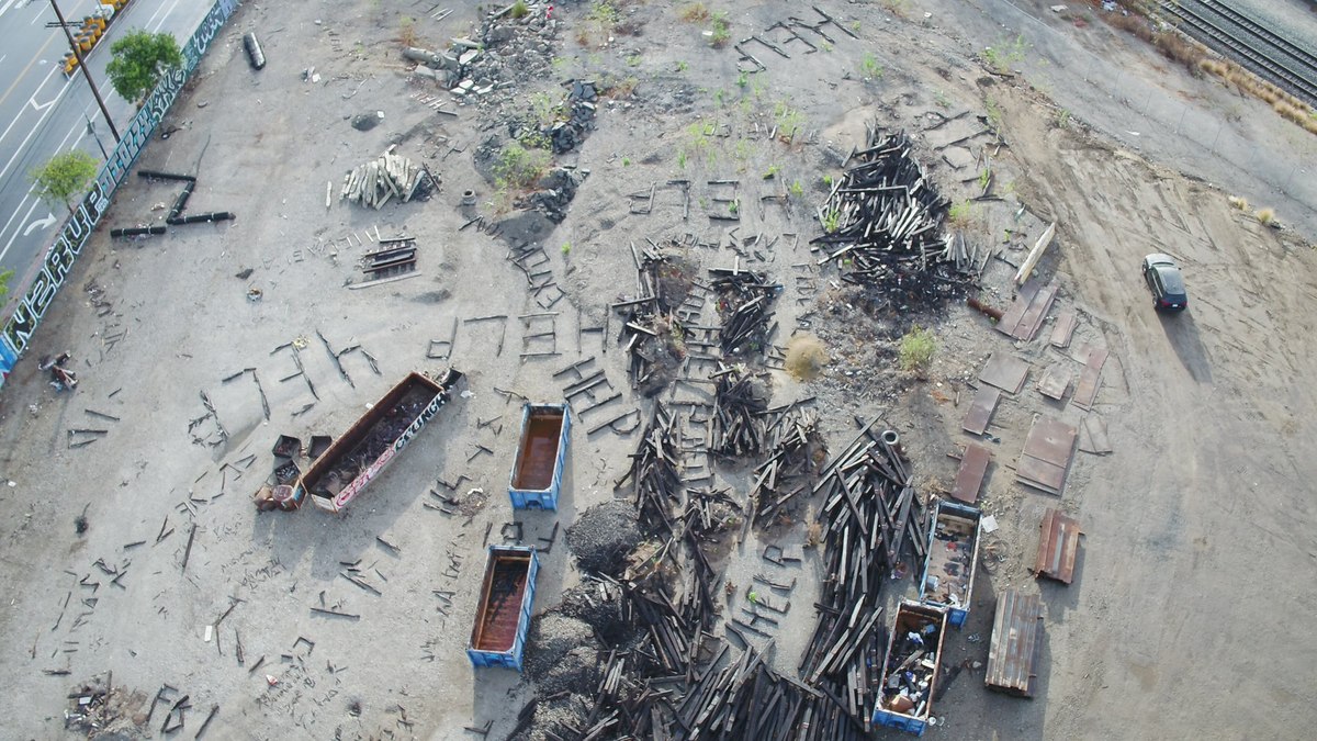 Imagens aéreas mostram pedidos de socorro em lote de Los Angeles