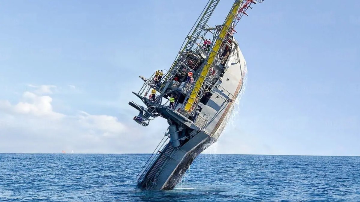 Navio que 'fica em pé' é salvo do desmanche e vai ganhar nova função ...