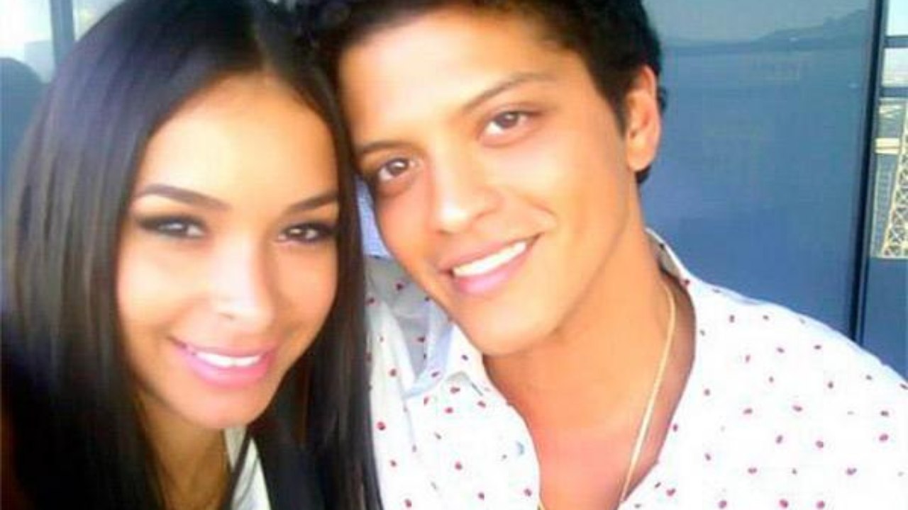Jessica Caban And Bruno Mars Kissing