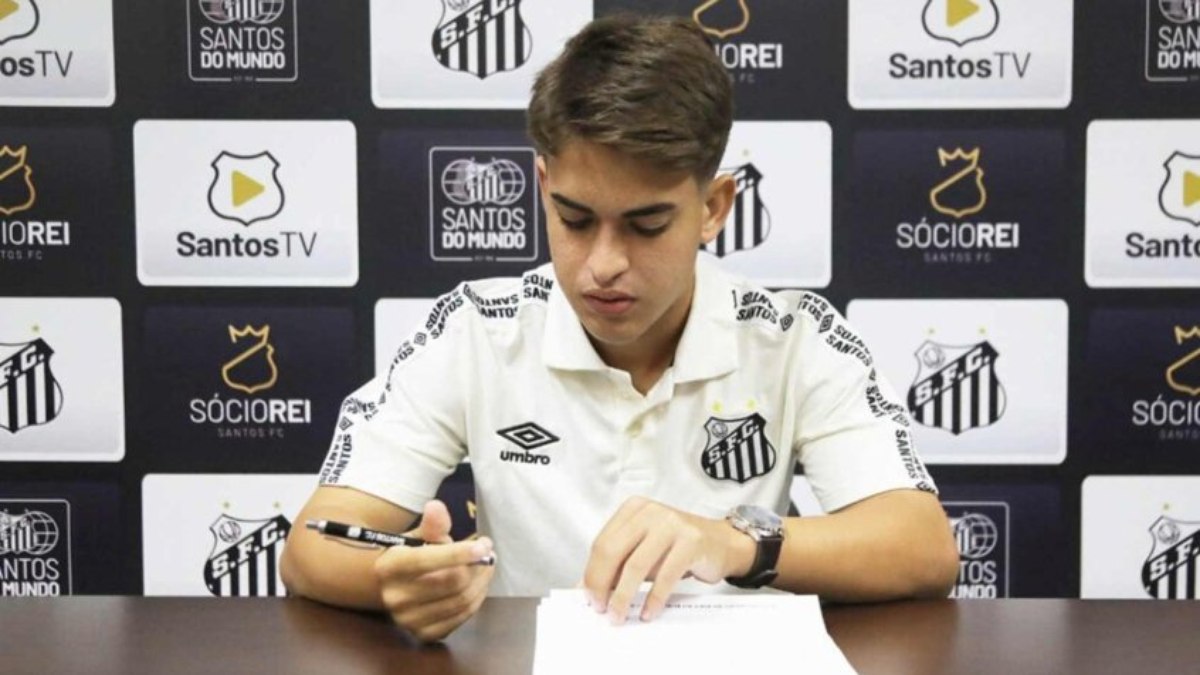 Matheus Lima assina o primeiro contrato profissional com o Santos ...