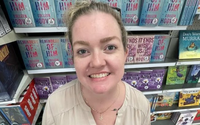 Autora de "É Assim Que Acaba" expõe luta contra câncer - Tá na rede!