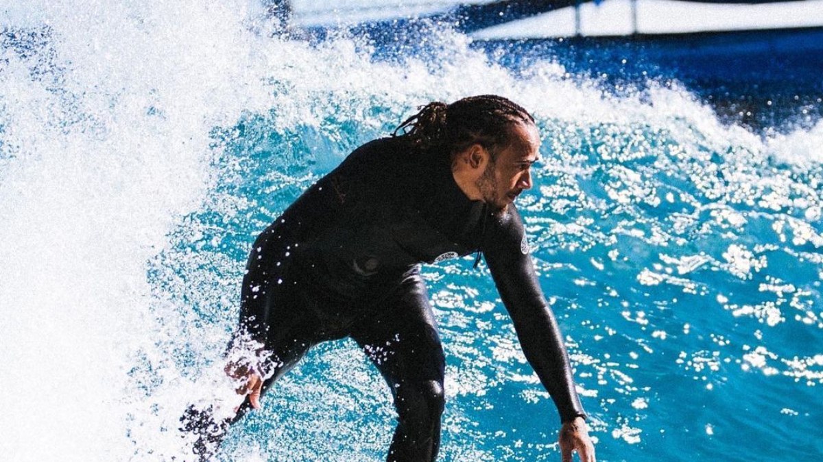 Lewis Hamilton vai surfar e é surpreendido por tubarão na Austrália