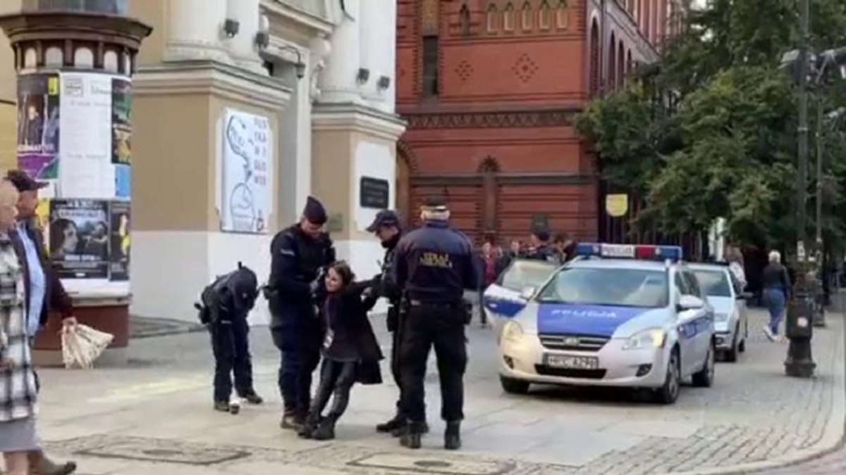 Adolescente polonesa é presa por protesto pró-LGBT