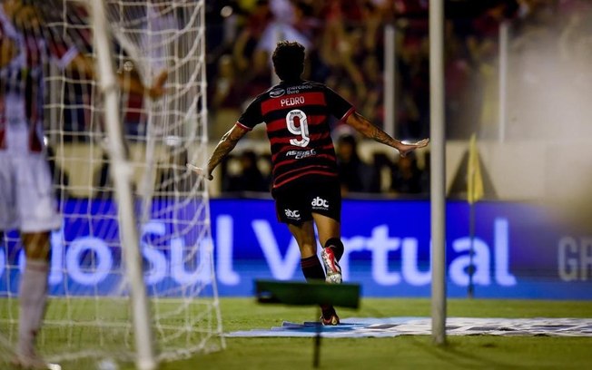 Pedro Ultrapassa Romário E Se Torna O Jogador Com Mais Hat Tricks Na