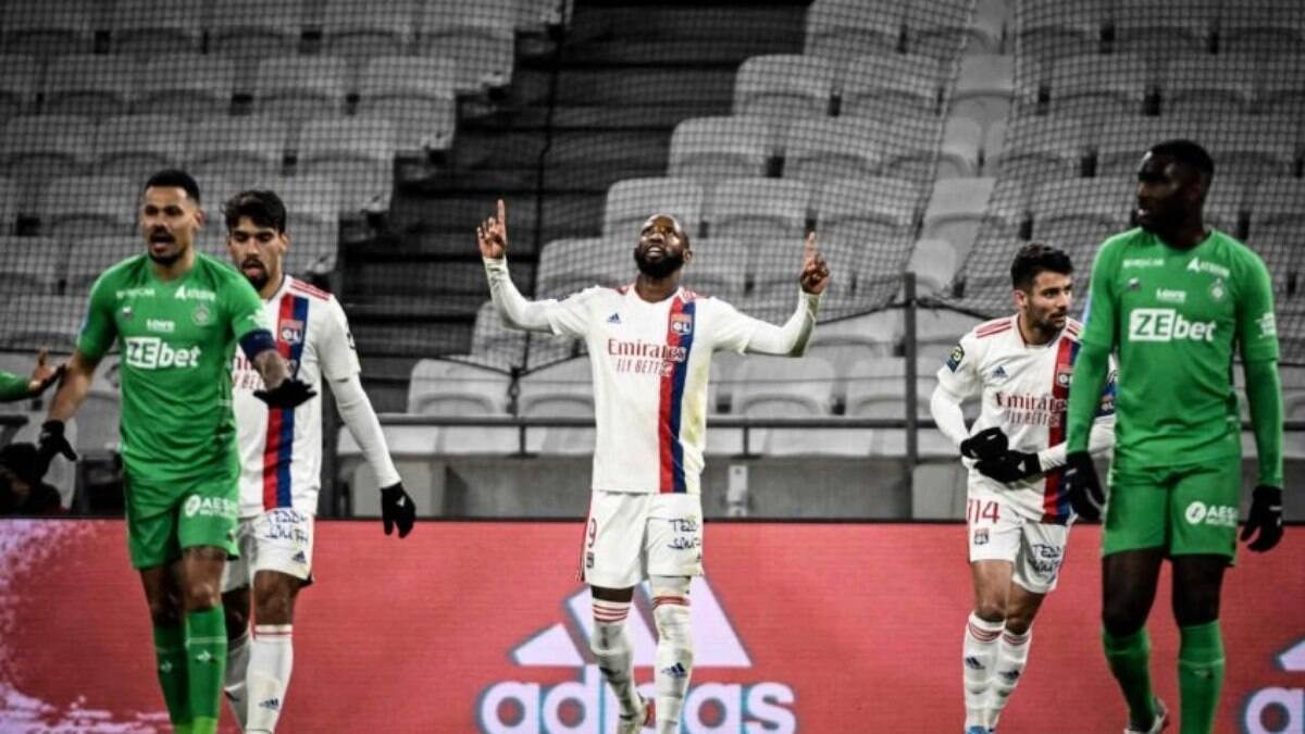 Lyon vence clássico contra o Saint-Étienne e chega ao sexto jogo ... Lyon vence clássico contra o Saint-Étienne e chega ao sexto jogo ...