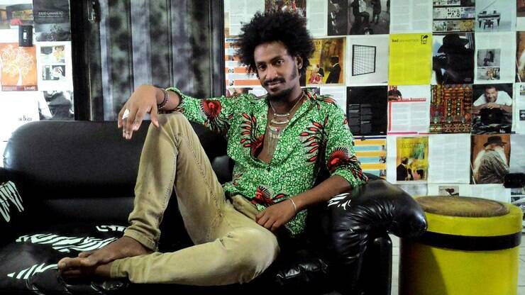 Gê de Lima lança clipe LGBT questionando padrões de relacionamentos