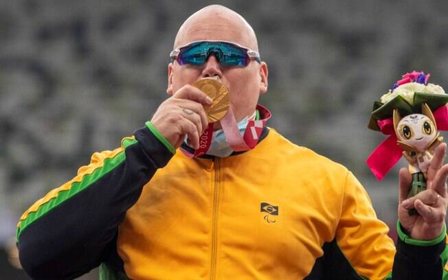 Alessandro Silva domina prova e é bicampeão paralímpico no lançamento ...