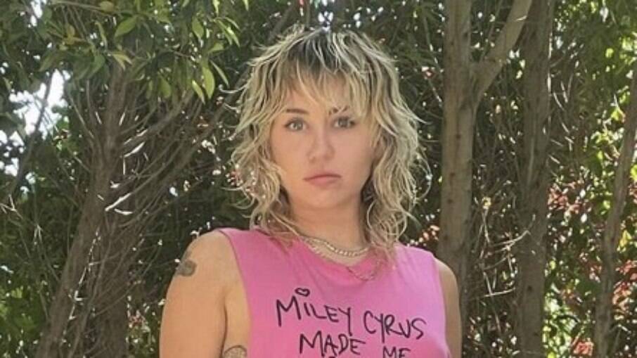 Miley Cyrus aparece só de camiseta em cima do capô do carro do pai ...
