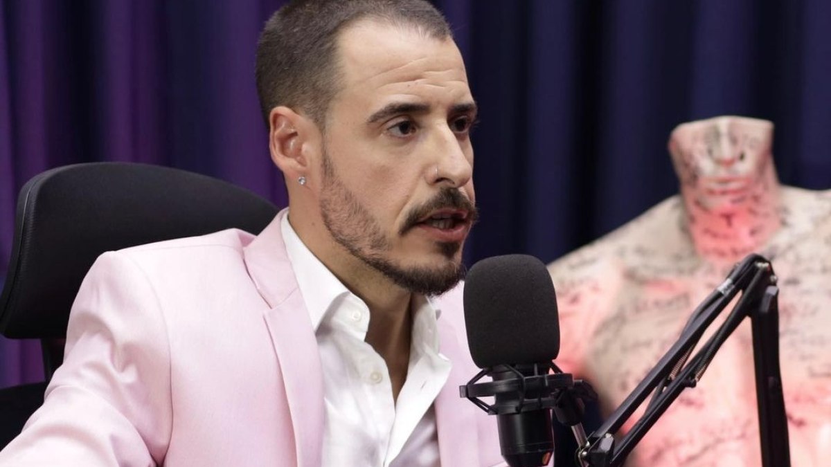 O que é 'red pill', termo usado por influenciador acusado de misoginia