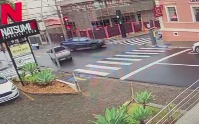 Vídeo Câmera De Segurança Flagra Acidente No Centro De São Carlos