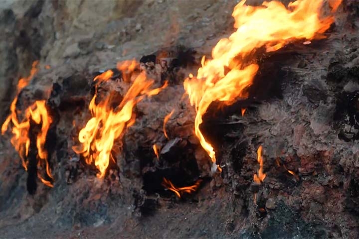 Montanha queima há milhares de anos e nem chuva é capaz de apagar