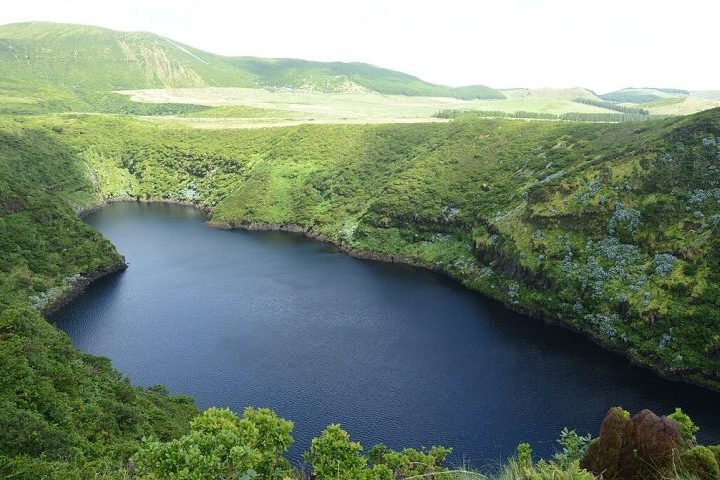 Buraco misterioso em lago de Portugal deixa turistas intrigados